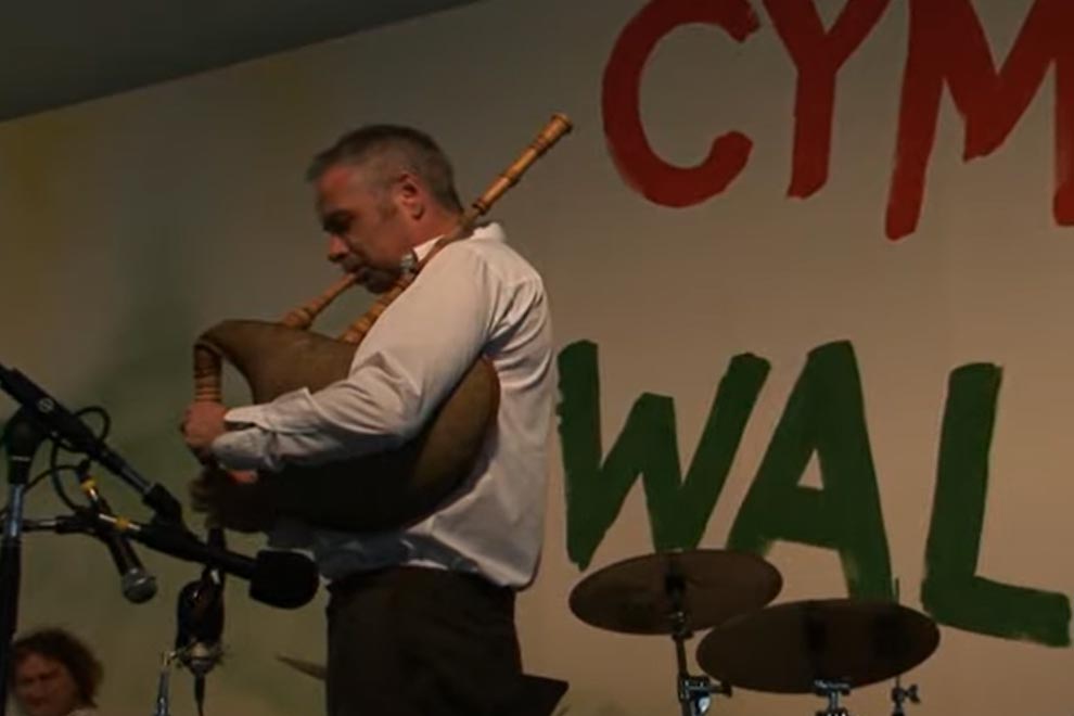 Linda Griffiths & Lisa Healy - "Tra Bo Dau" [Live at Smithsonian ...